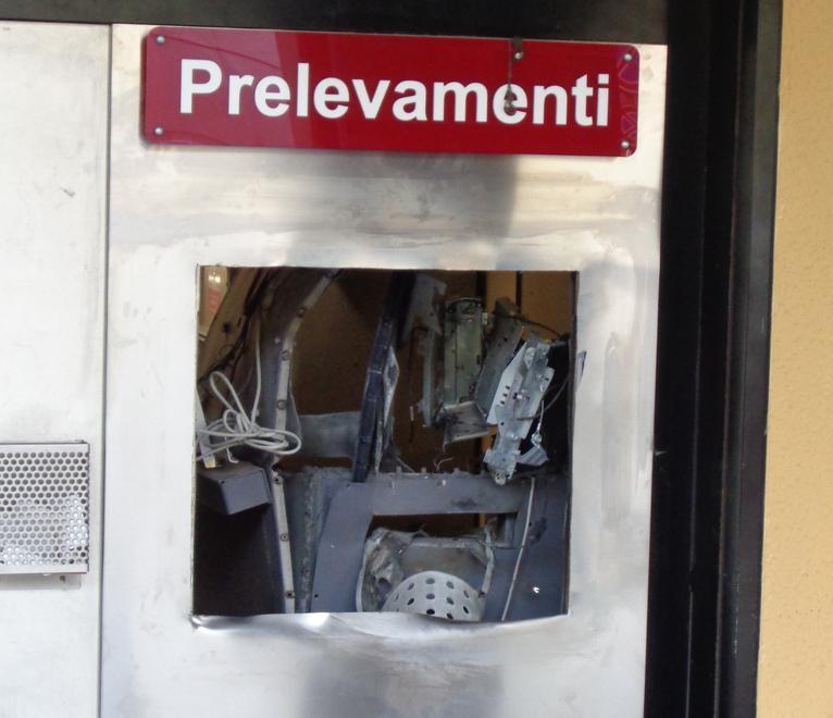 Assalto al bancomat con l’esplosivo Ma per i banditi il bottino è magro ...