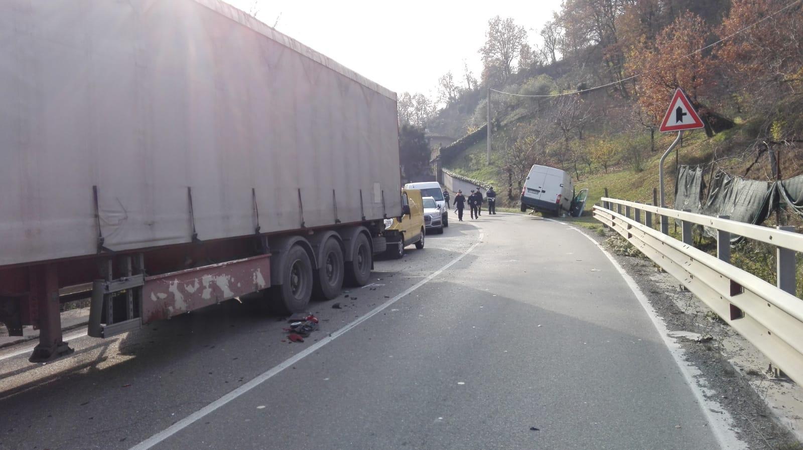 Furgone urta un camion: ferito il conducente, traffico in tilt - Gazzetta di Reggio