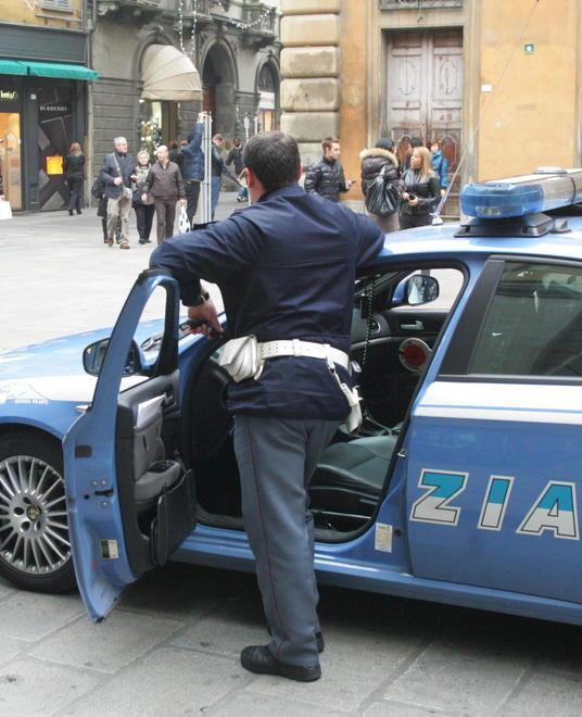 Negoziante cattura un ladro «L’ho consegnato alla polizia» Gazzetta di ... Negoziante cattura un ladro «L’ho consegnato alla polizia» Gazzetta di ...