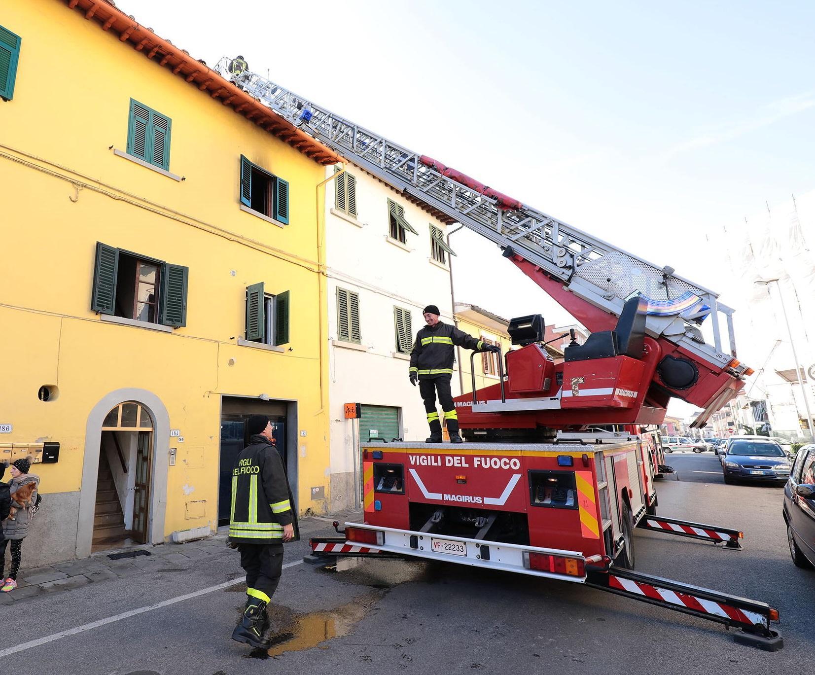 Lo scandalo dei pompieri lasciati senza autoscala - Il Tirreno