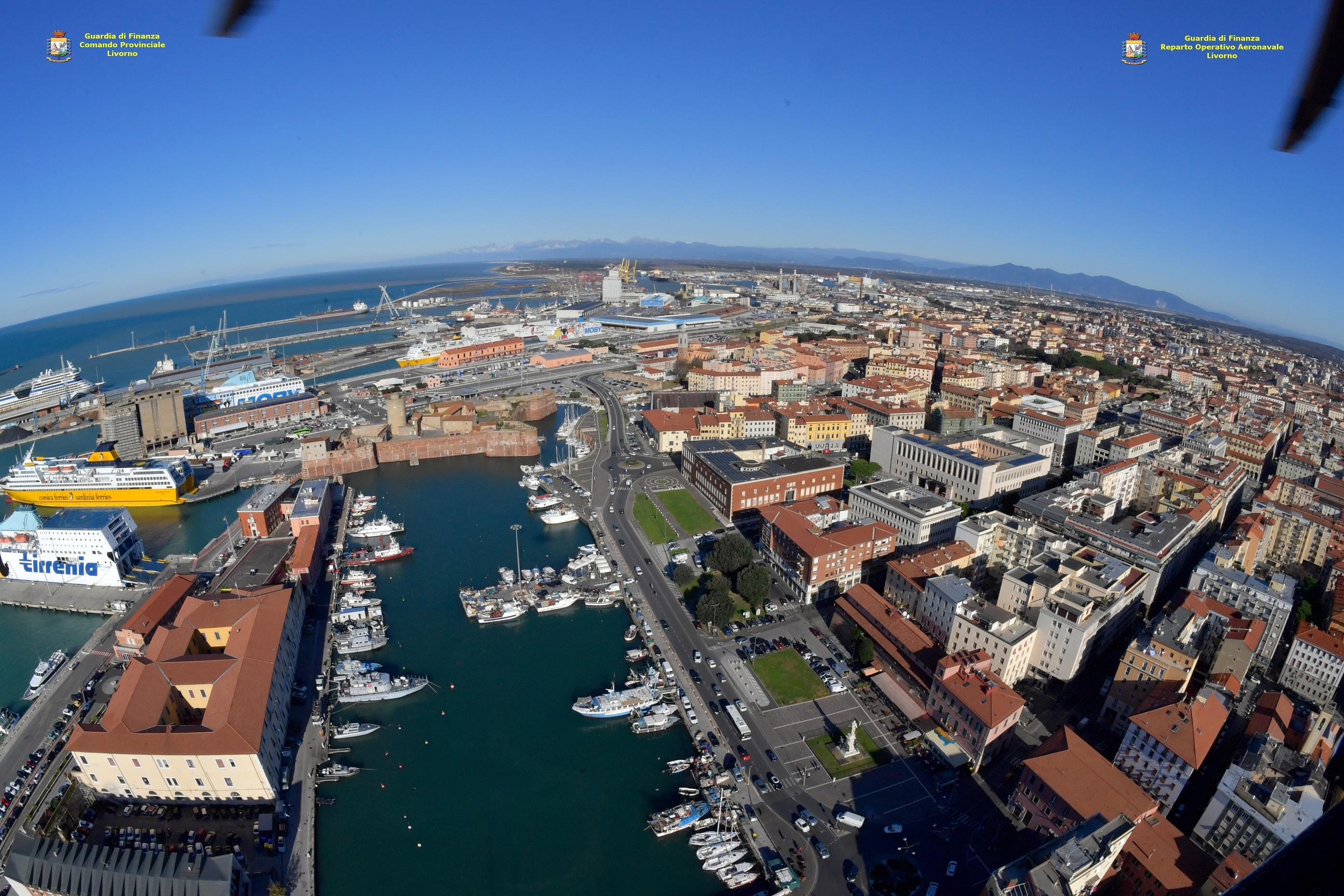 Gettano sette grammi di hashish in un cestino e scappano - Il Tirreno