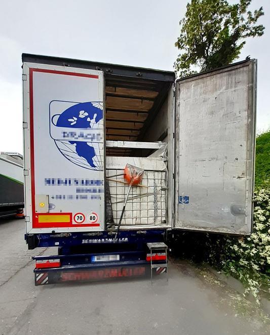 Reggio Emilia, scoperti quattro profughi afghani nascosti su un camion ... Reggio Emilia, scoperti quattro profughi afghani nascosti su un camion ...