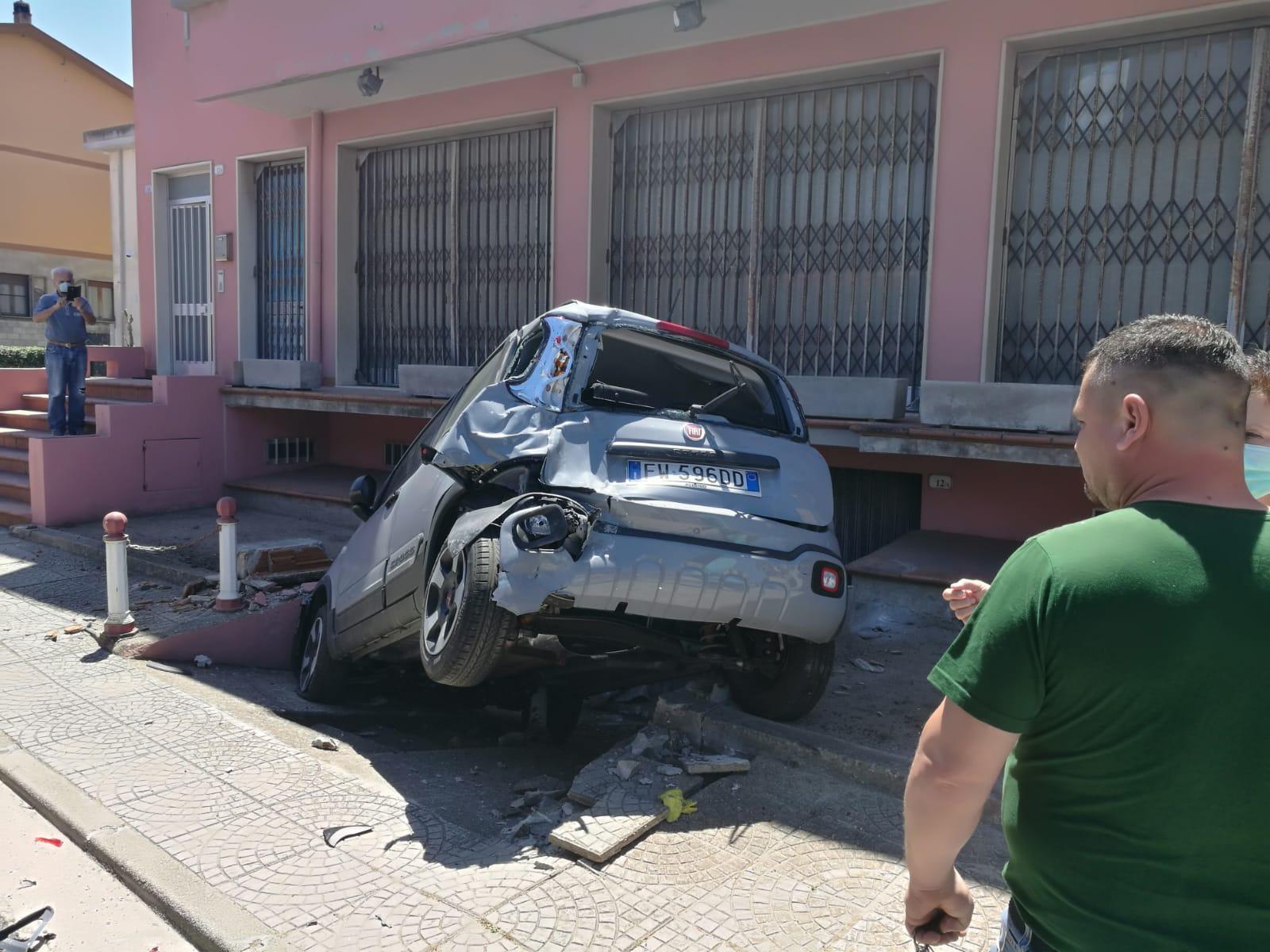 Il pullman tampona una Panda in sosta e la distrugge, paura ma nessun ...