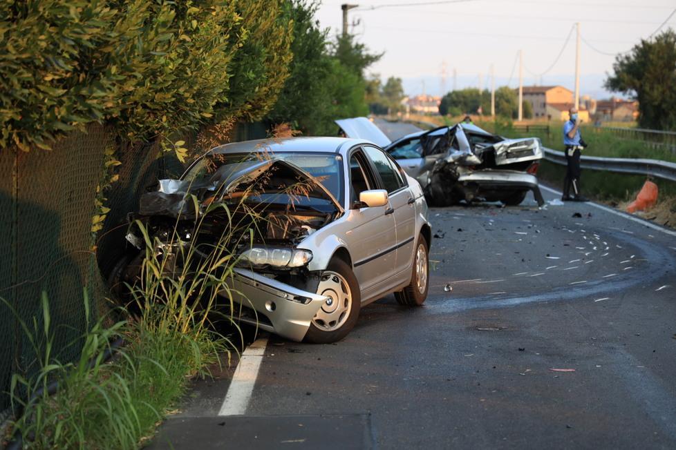 Modena Doppio Incidente Schianto Alla Gherbella E Scooterista Ferito