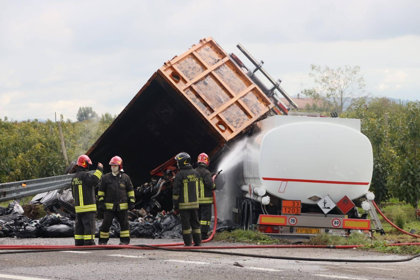 Modena, schianto fra due camion sull'A1 un morto Gazzetta di Modena Modena, schianto fra due camion sull'A1 un morto Gazzetta di Modena