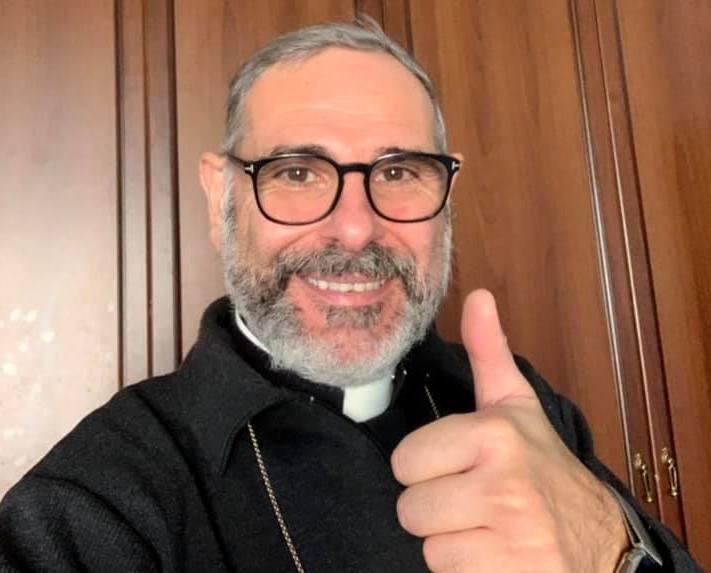 Don Nando porge l’altra guancia ai fedeli: «Per la salute chiuderei ...