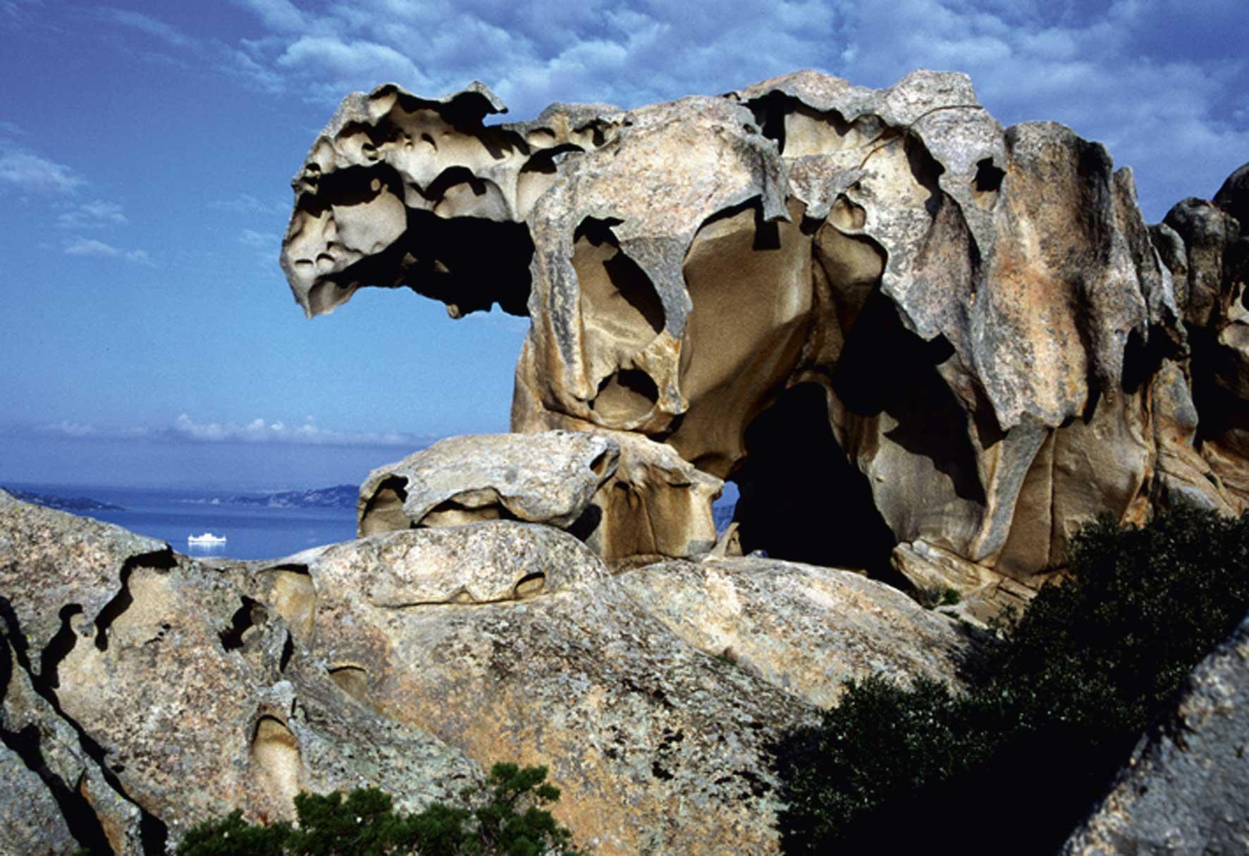 Isola e natura, bellezza sarda: Roccia dell'Orso - La Nuova Sardegna