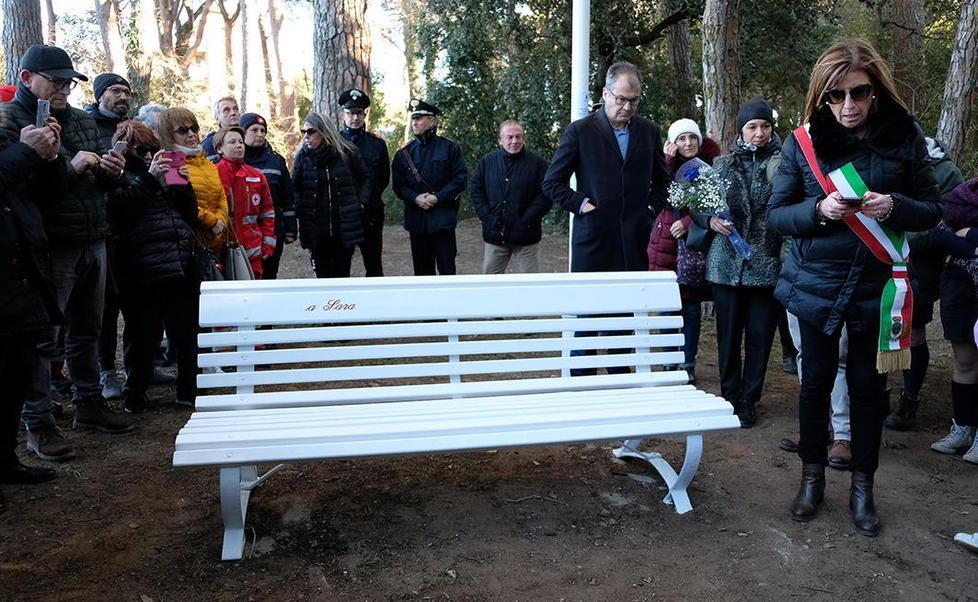 Tre rose bianche sulle panchine per Iaia pensando a tutte le donne Il ...