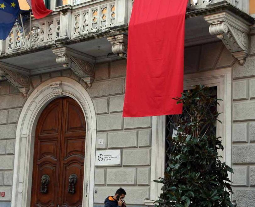 Drappo rosso e luce, simboli e iniziative per dire mai più violenza ...