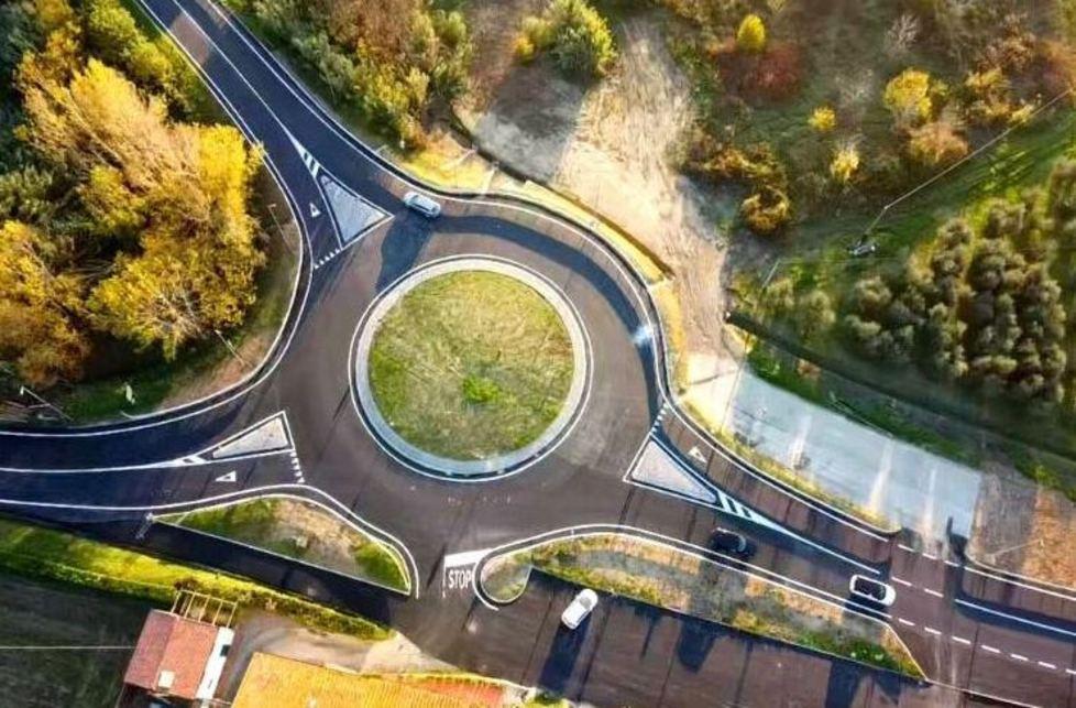 La nuova rotatoria ripresa dall’alto Il Tirreno