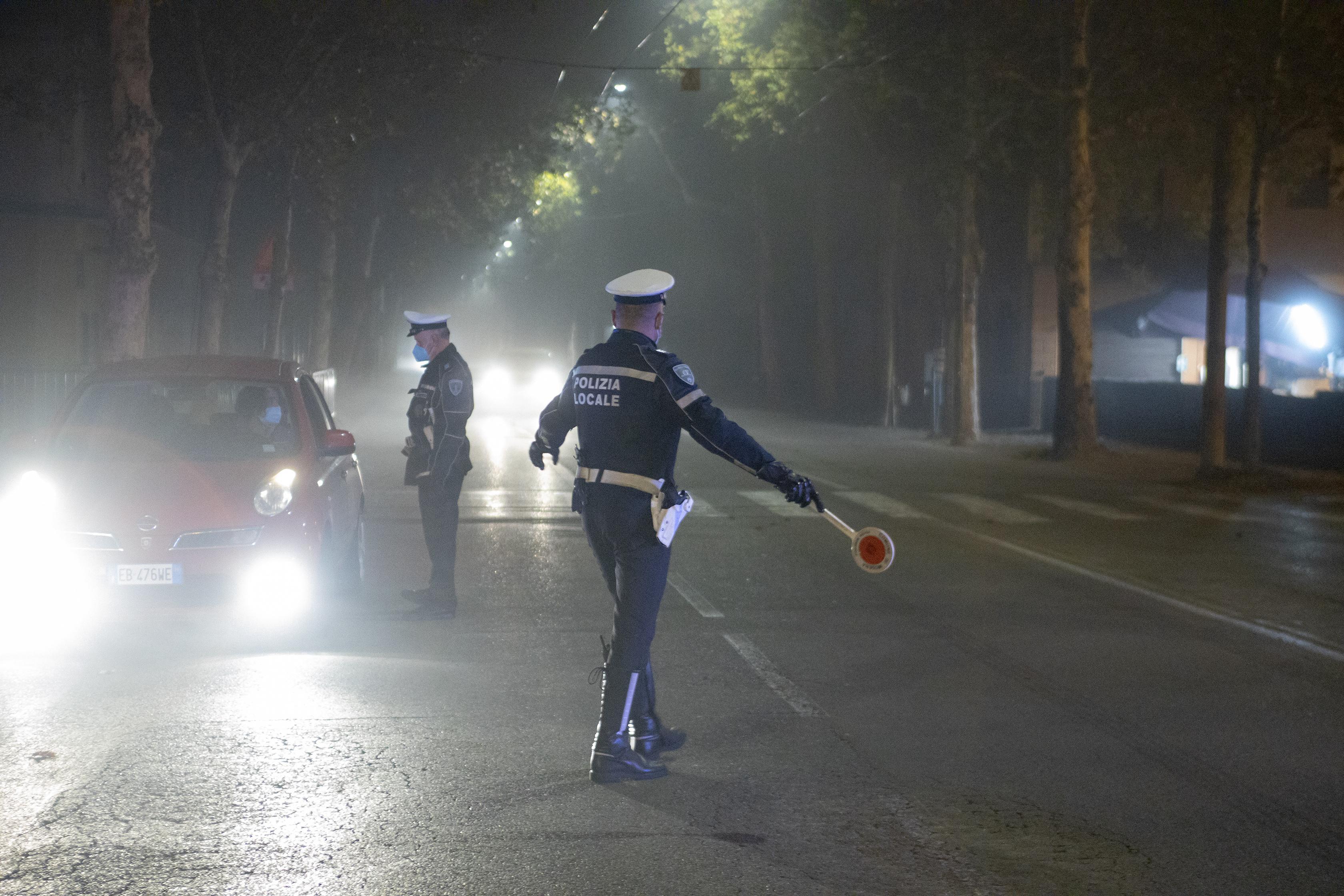 Modena, ubriaco si addormenta col motore acceso in strada - Gazzetta di ...