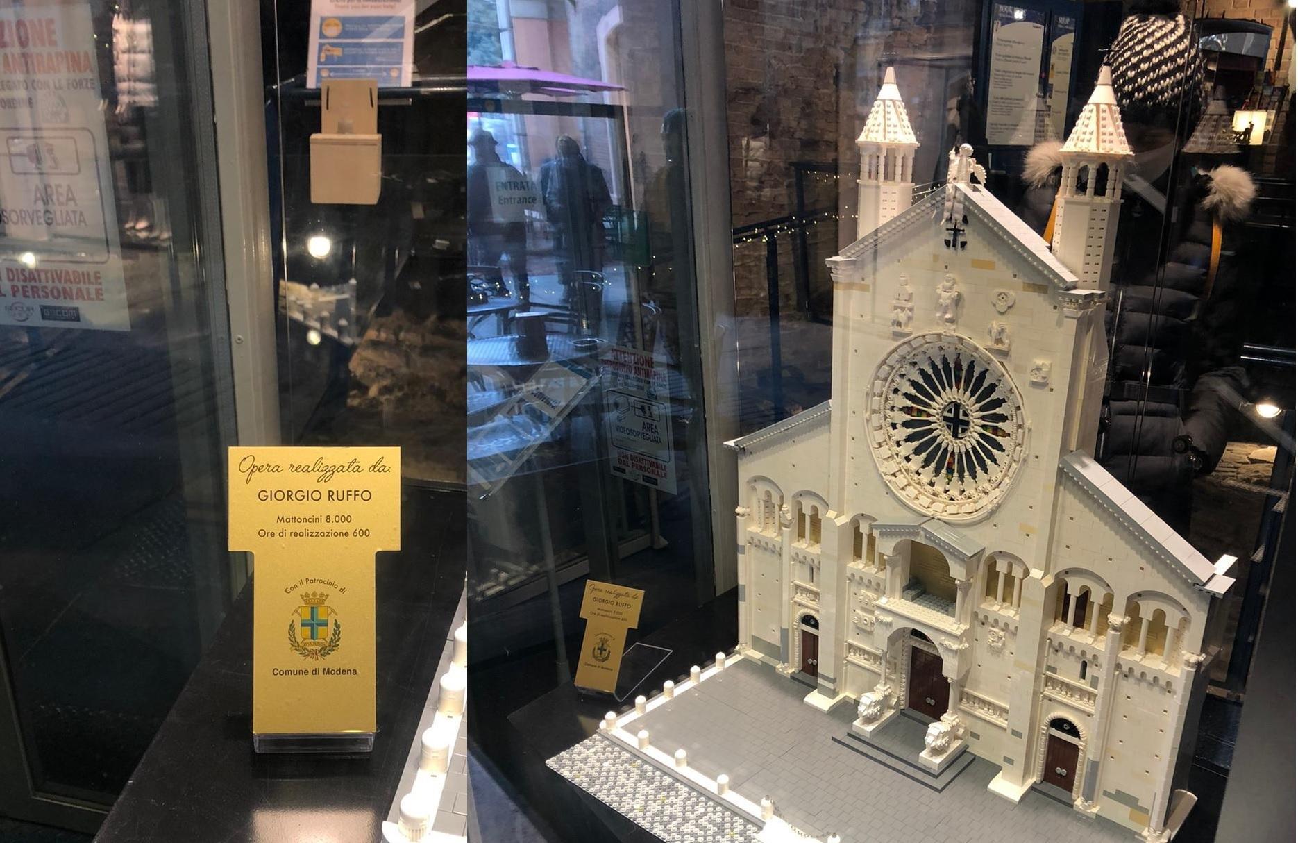 Modena Il Duomo di Lego in vetrina nel portico di piazza Grande ...