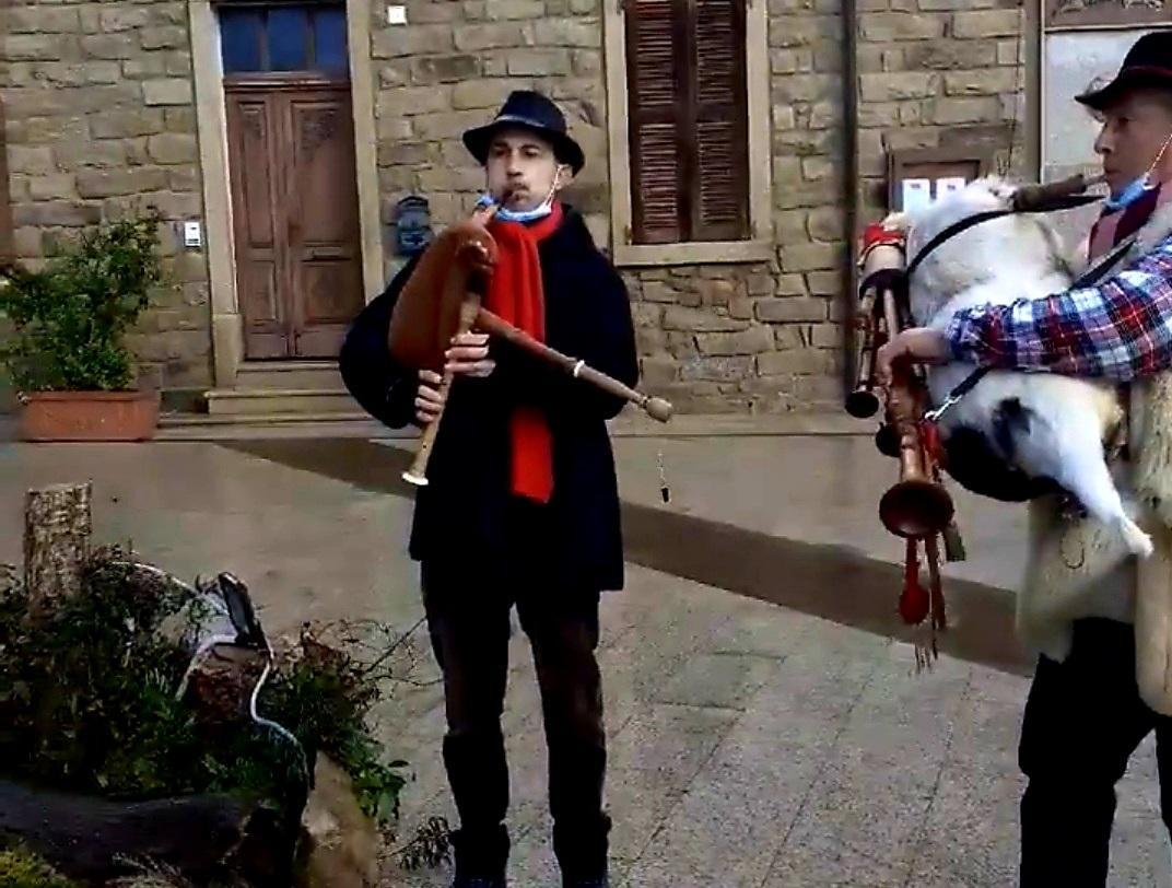 La musica degli zampognari tra i vicoli e le piazze del paese - La ...