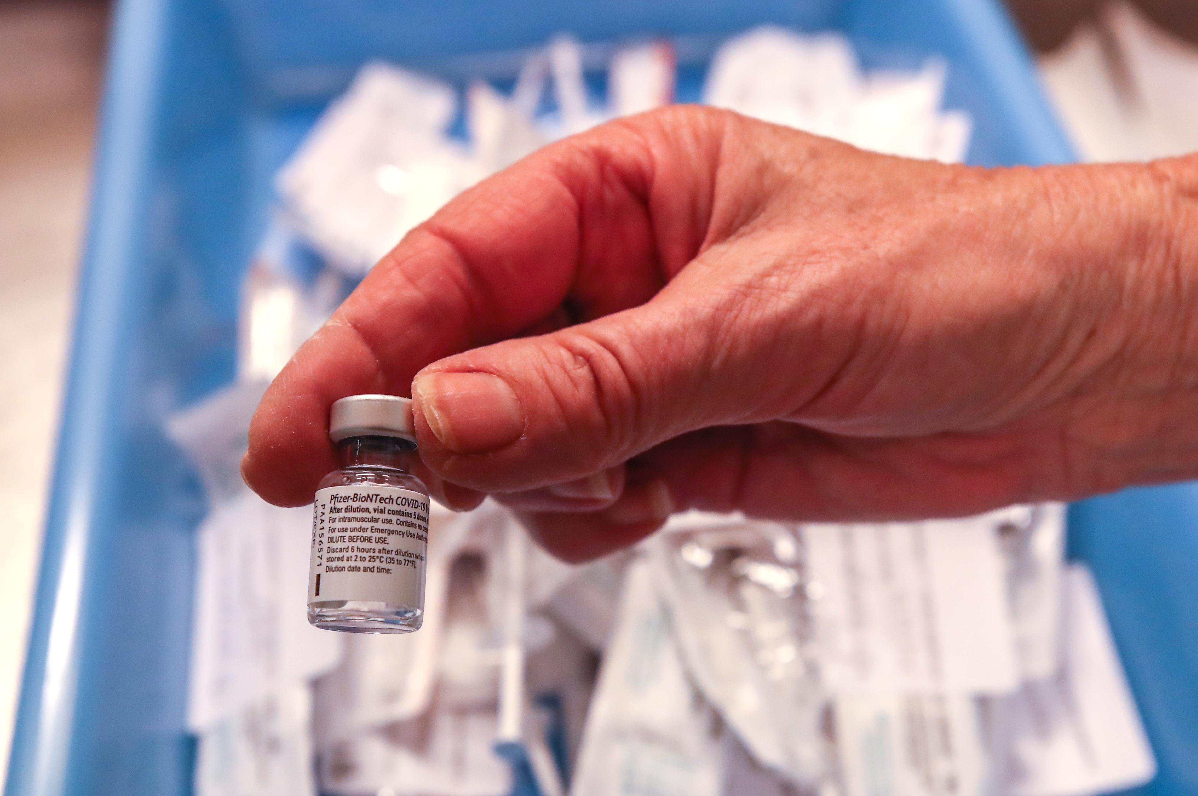 Consegne Pfizer tagliate, in Toscana priorità alle seconde dosi. Prime ...