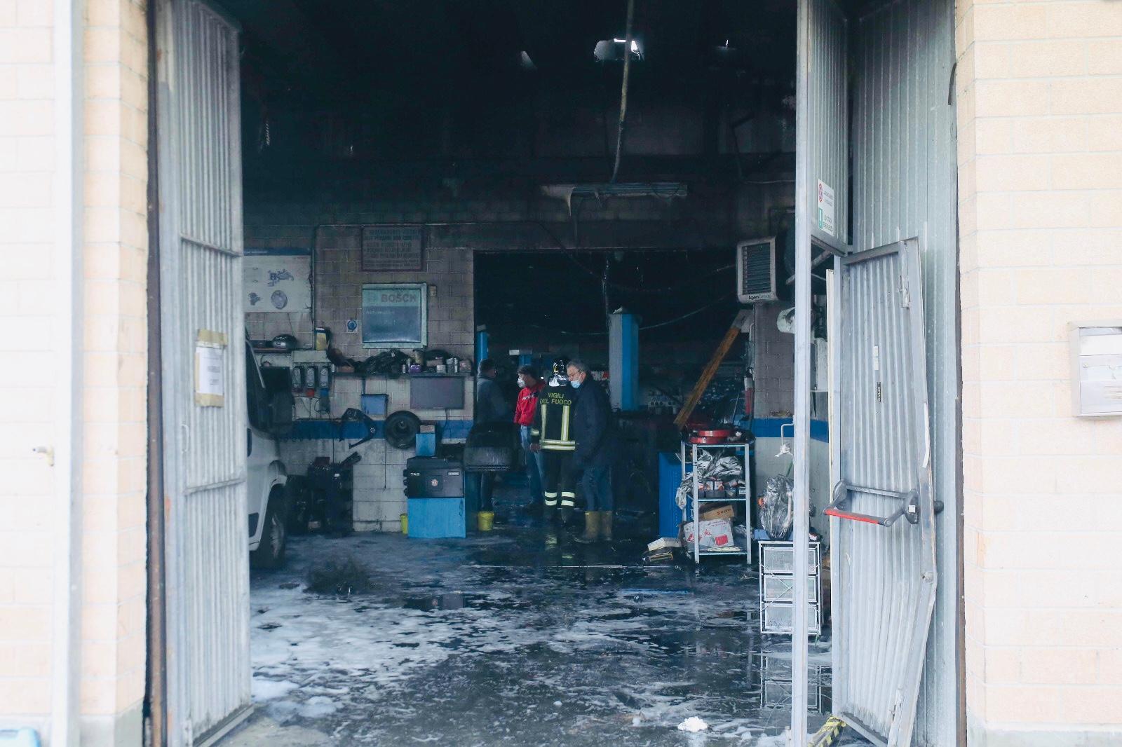 Cadelbosco Sopra, incendio nella notte: danni in un'autofficina ... Cadelbosco Sopra, incendio nella notte: danni in un'autofficina ...