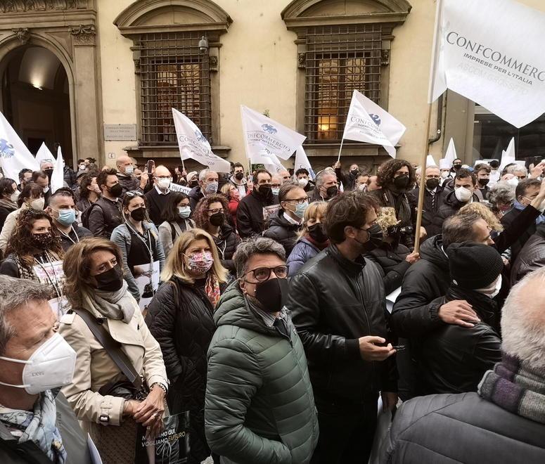 «Arrabbiati? No, noi siamo disperati» Ristoratori in piazza con il ...