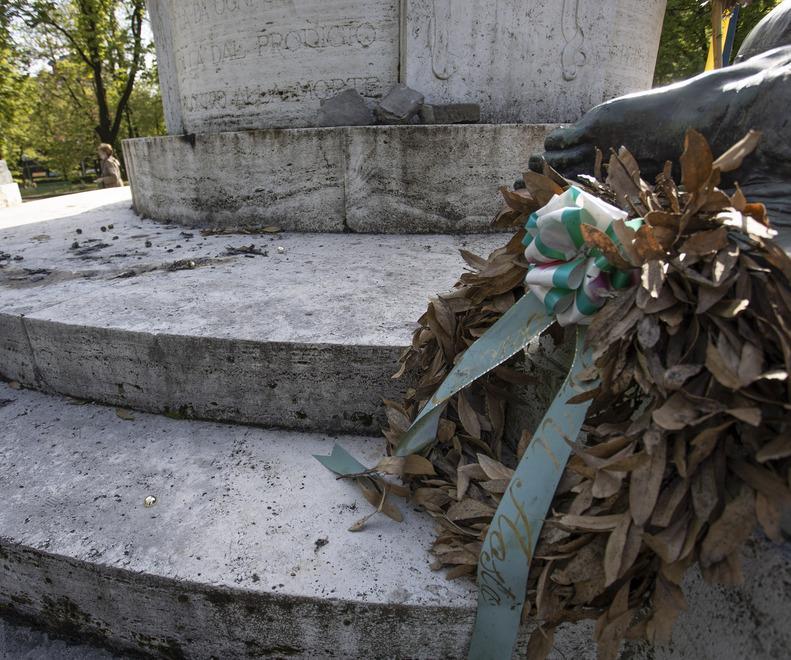 Modena. Baby gang all’opera: incendiano la corona del monumento ...