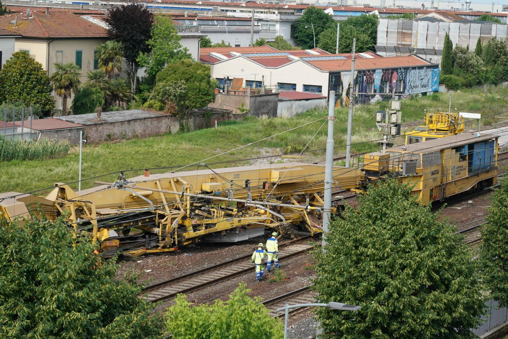 Deraglia un treno-cantiere, tranciato un cavo dell'alta tensione: la ... Deraglia un treno-cantiere, tranciato un cavo dell'alta tensione: la ...