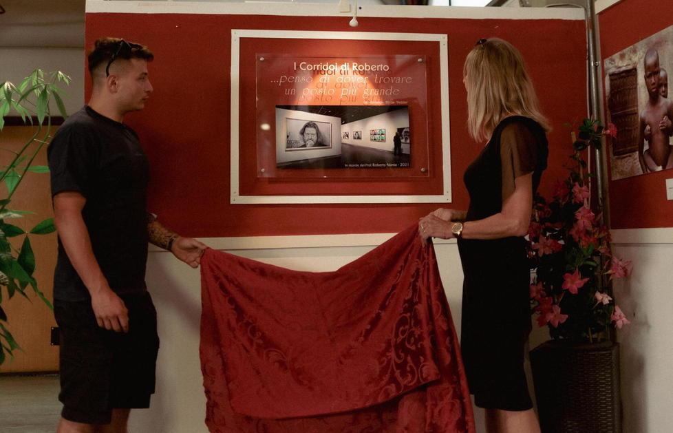 I corridoi di Roberto Omaggio del Fedi-Fermi al prof ucciso dal Covid ...