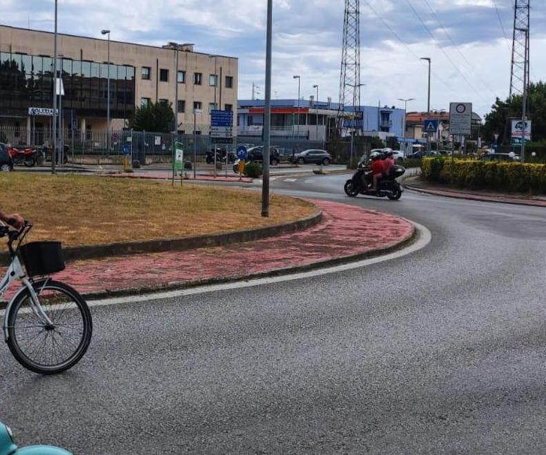 Ventenne si schianta con lo scooter, la madre: «Colpa della strada» Il ...
