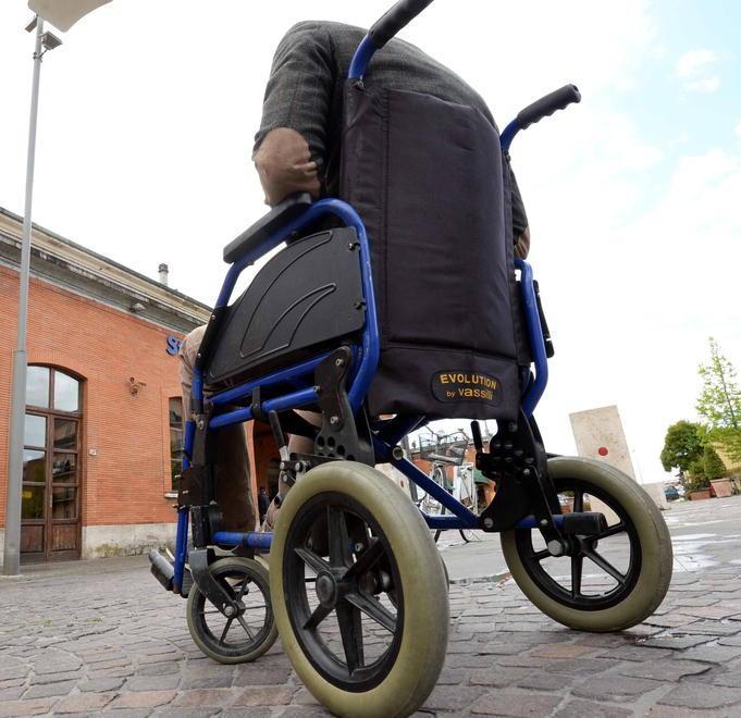Ruba una sedia a rotelle. Rintracciato e denunciato Il Tirreno Ruba una sedia a rotelle. Rintracciato e denunciato Il Tirreno