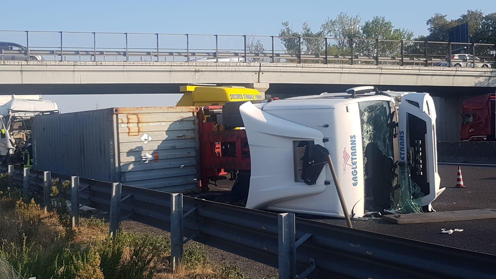 Modena sud. tamponamento tra due tir, uno con sostanze chimiche ... Modena sud. tamponamento tra due tir, uno con sostanze chimiche ...
