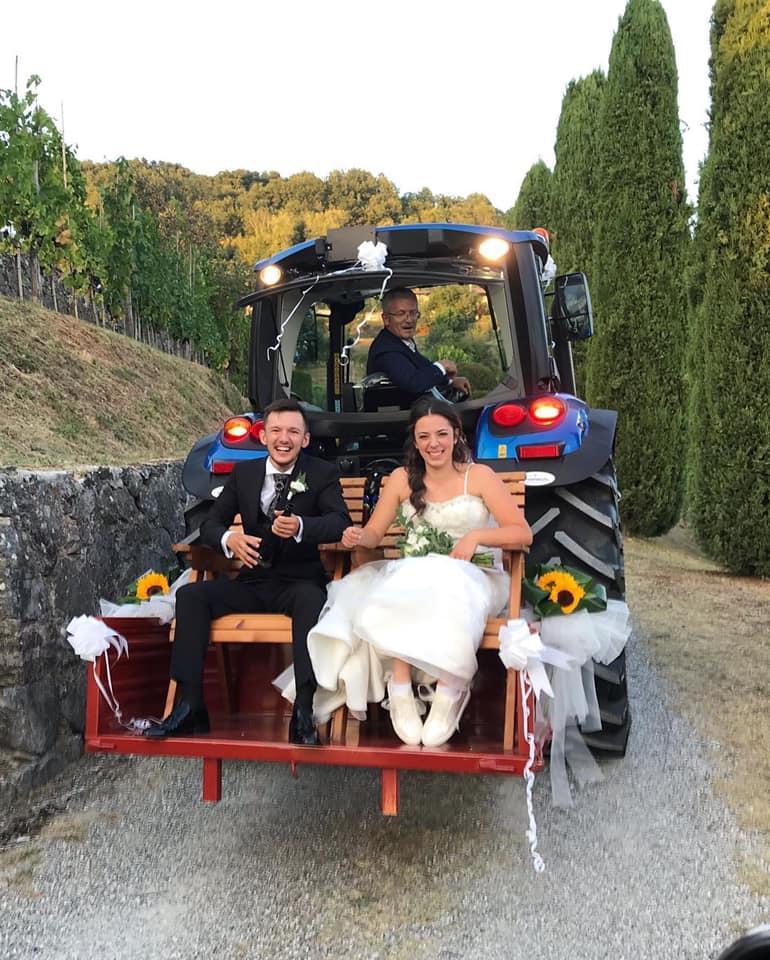 Maruska e Federico si sposano. Il regalo dei paesani è...un rimorchio ...
