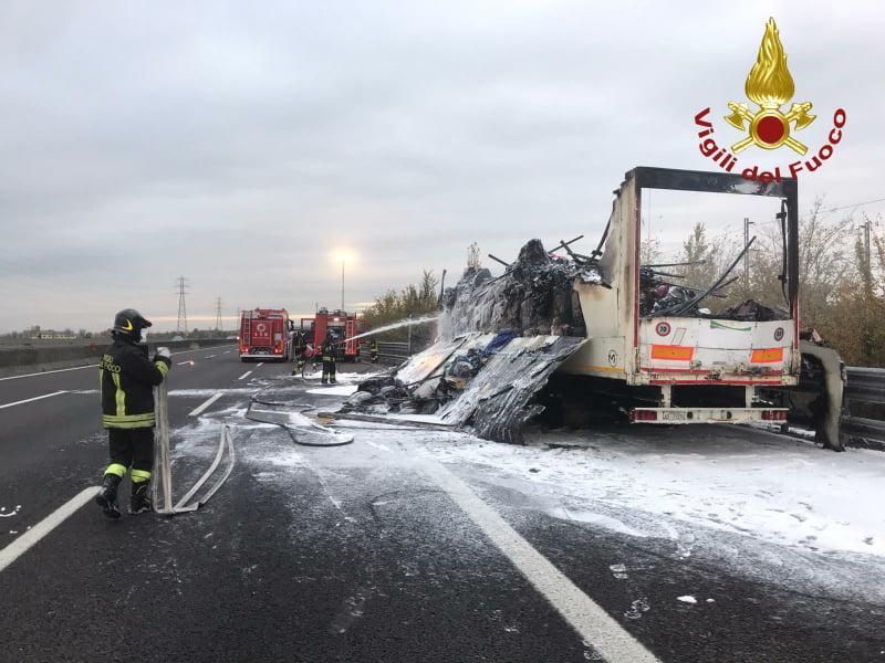 Autostrada, autotreno prende fuoco a Modena Nord Gazzetta di Modena