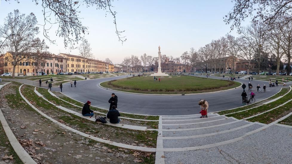 La movida di piazza Ariostea: «I ragazzi cercano alcol facile» - La ...