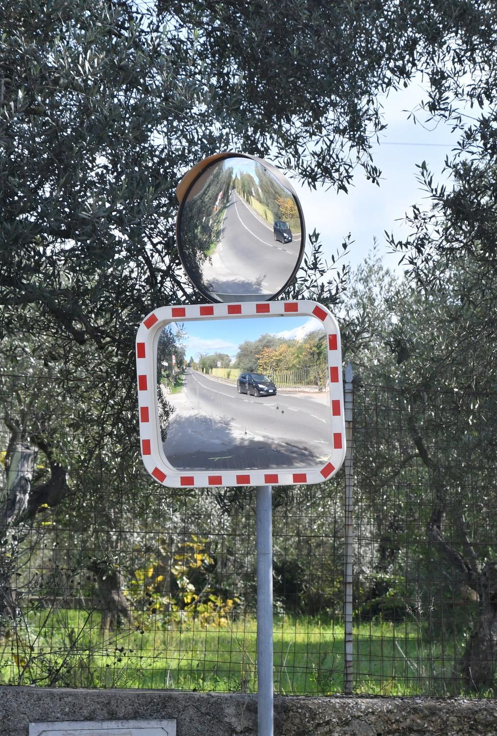 Gli specchi ci sono ma la mattina sono appannati - La Nuova Sardegna
