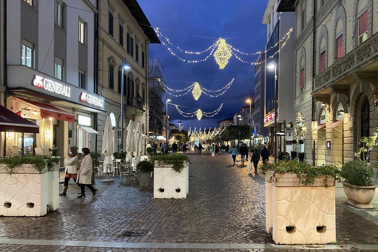 Il centro di Cecina si colora con la luminaria: tutti gli eventi prima ...