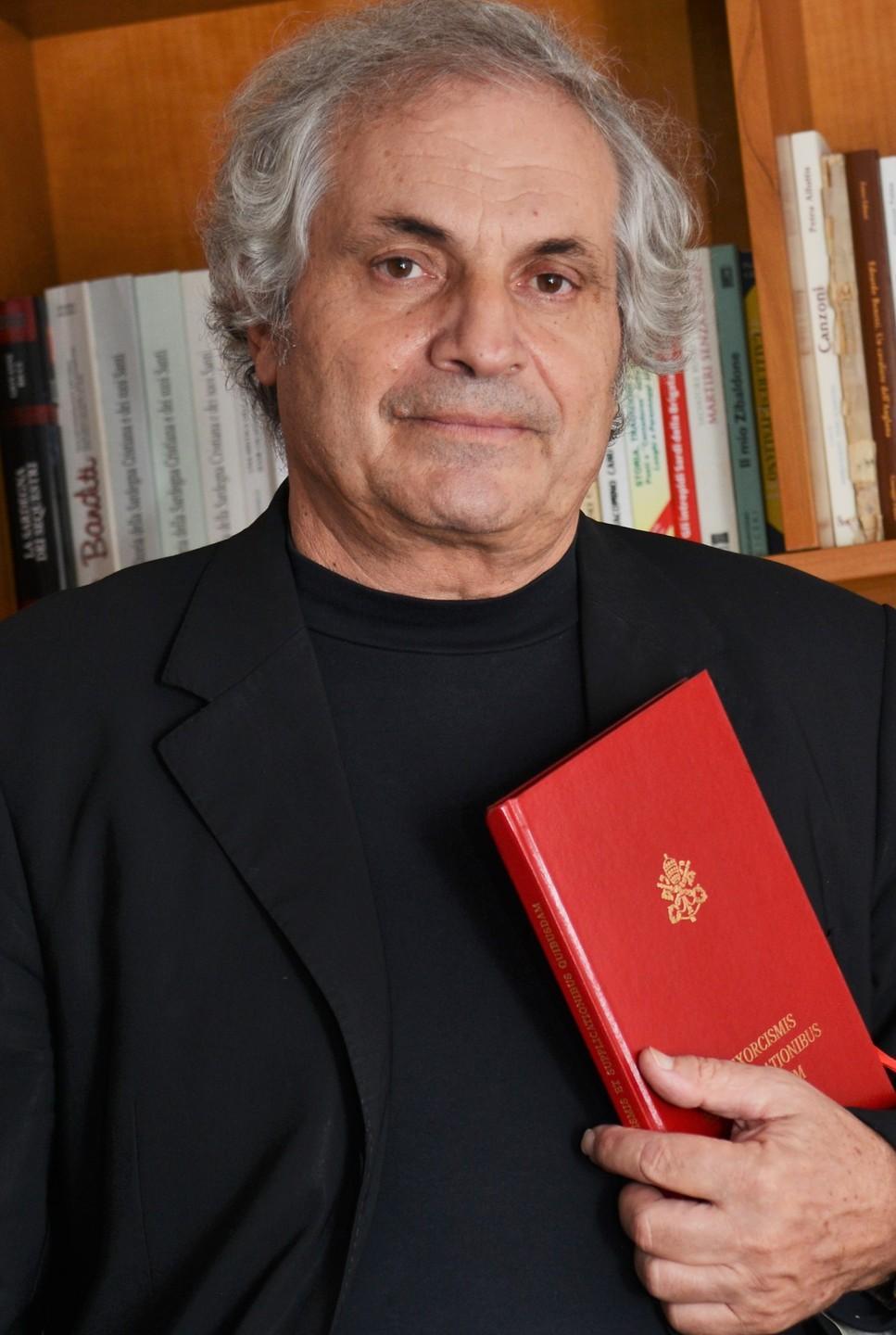 Don Sini presenta il nuovo libro sugli esorcismi - La Nuova Sardegna