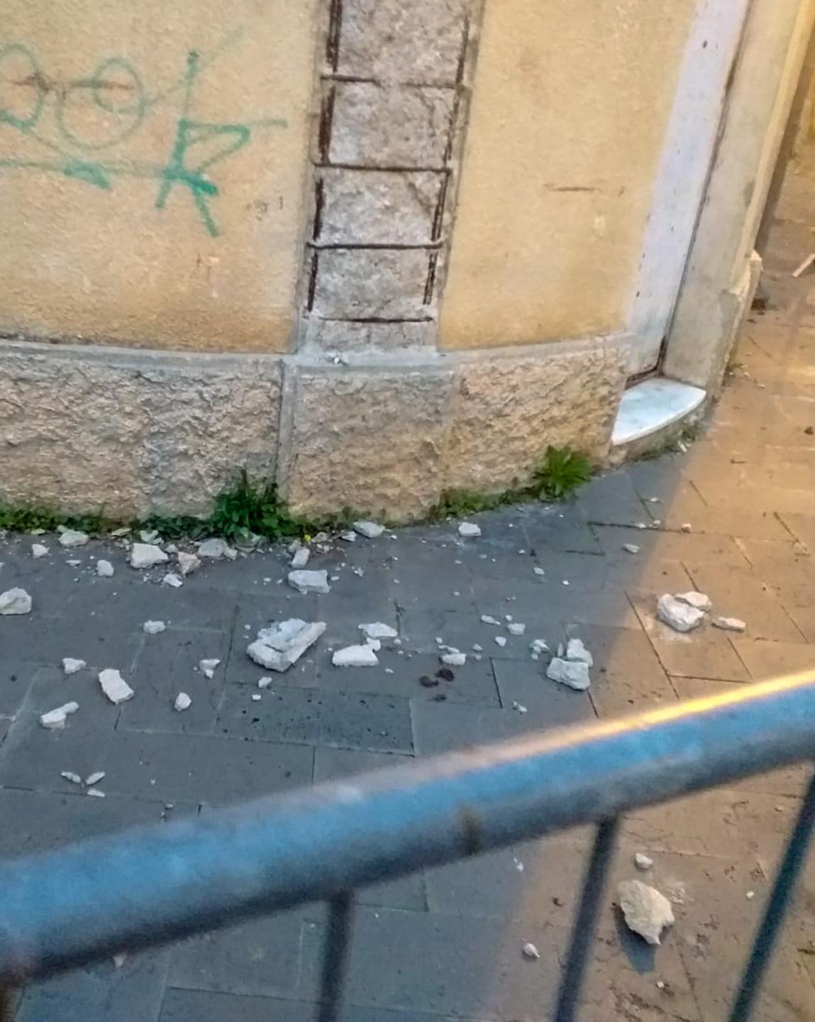 Solanas, cadono calcinacci dal vecchio acquedotto in piazza - La Nuova ...