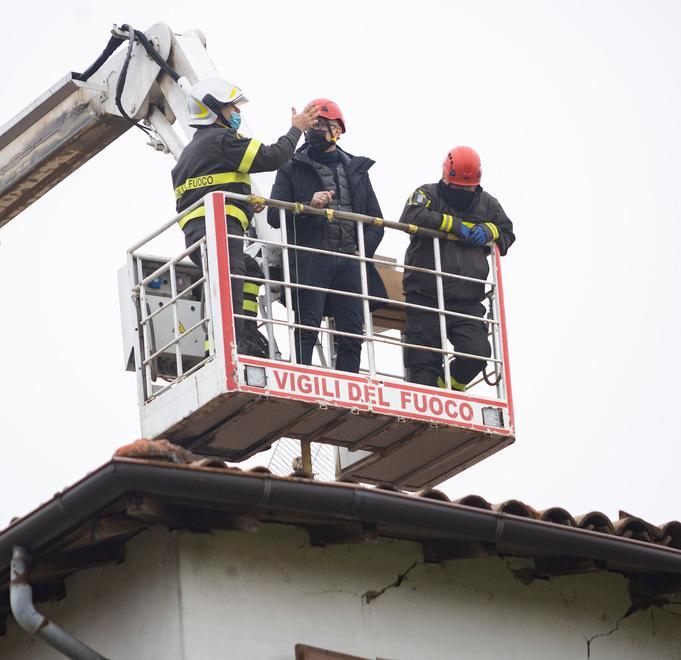 Modena Ad Albareto ultraleggero rimosso dal tetto Rimangono solo pochi ...