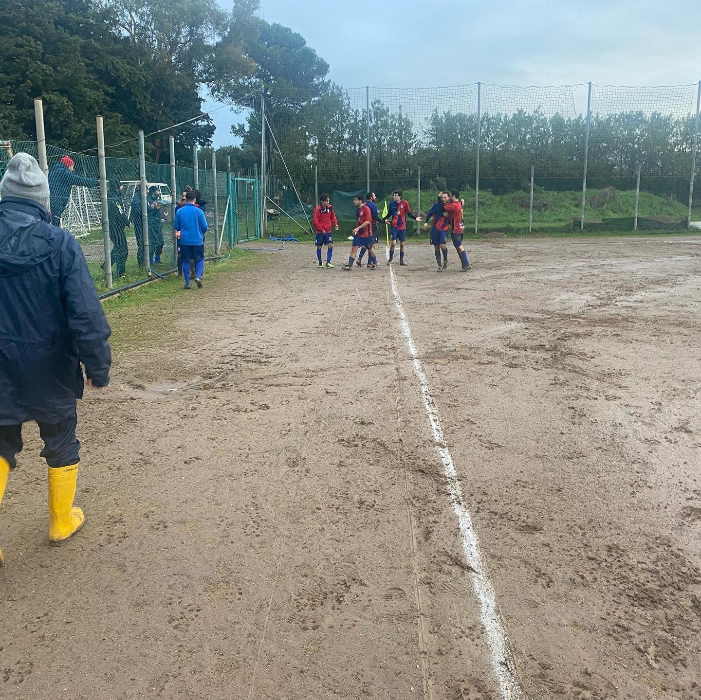 Malore in campo per l'arbitro, arriva l'ambulanza: sospesa Guasticce ...