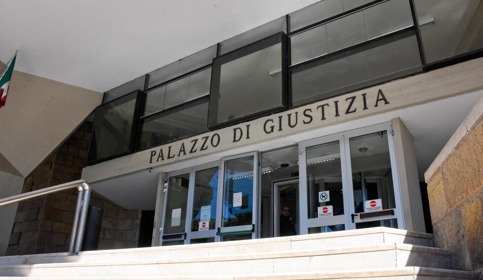 La nipote porta in aula la zia: «Mi minacciò di morte con un coltello ... La nipote porta in aula la zia: «Mi minacciò di morte con un coltello ...