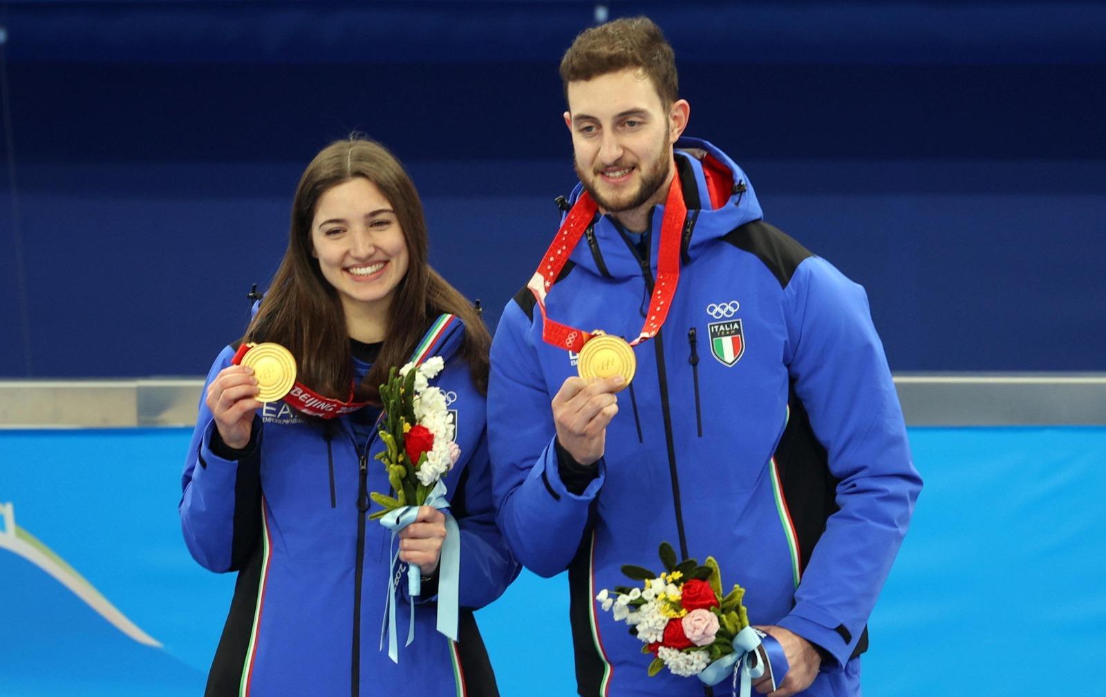 Stefania e Amos: chi sono i fenomeni italiani del curling campioni ...