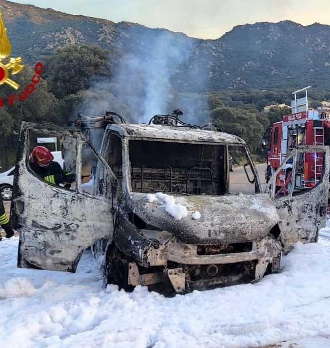 Va a fuoco in via Omodeo un camioncino della De Vizia - La Nuova Sardegna