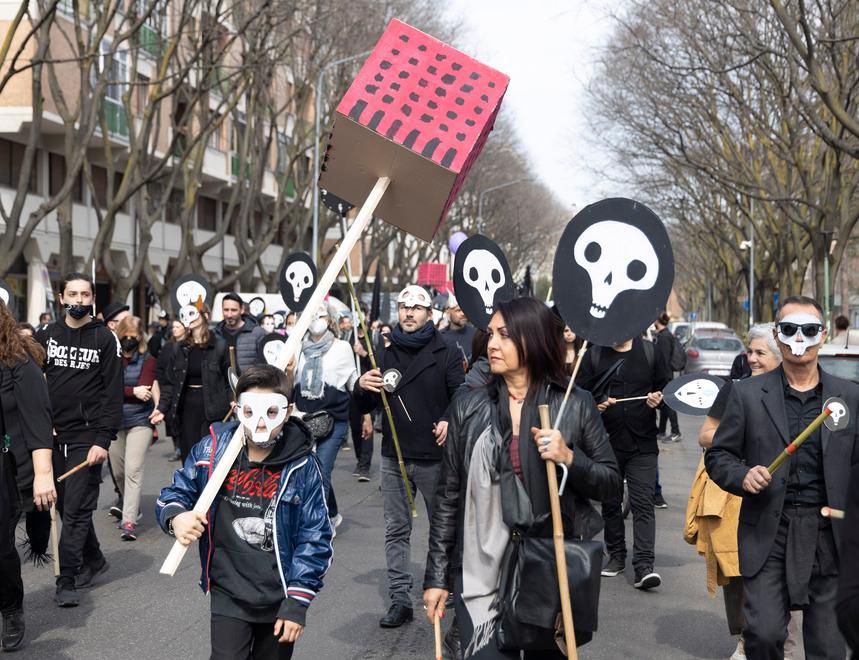 C’è Modena Parade: sfilano 500 ragazzi e con i simboli del lutto si ...