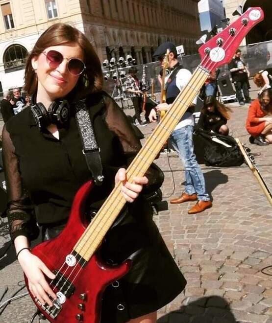 Vignola. Giulia e il suo basso: show per l’Eurovision - Gazzetta di Modena