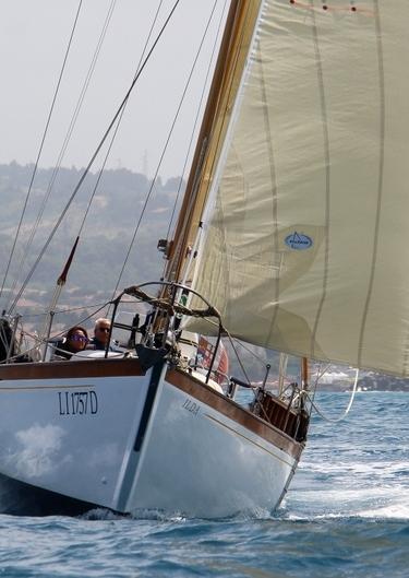 Tra regate e show tanti puntini bianchi sullo sfondo blu con gli scafi ...