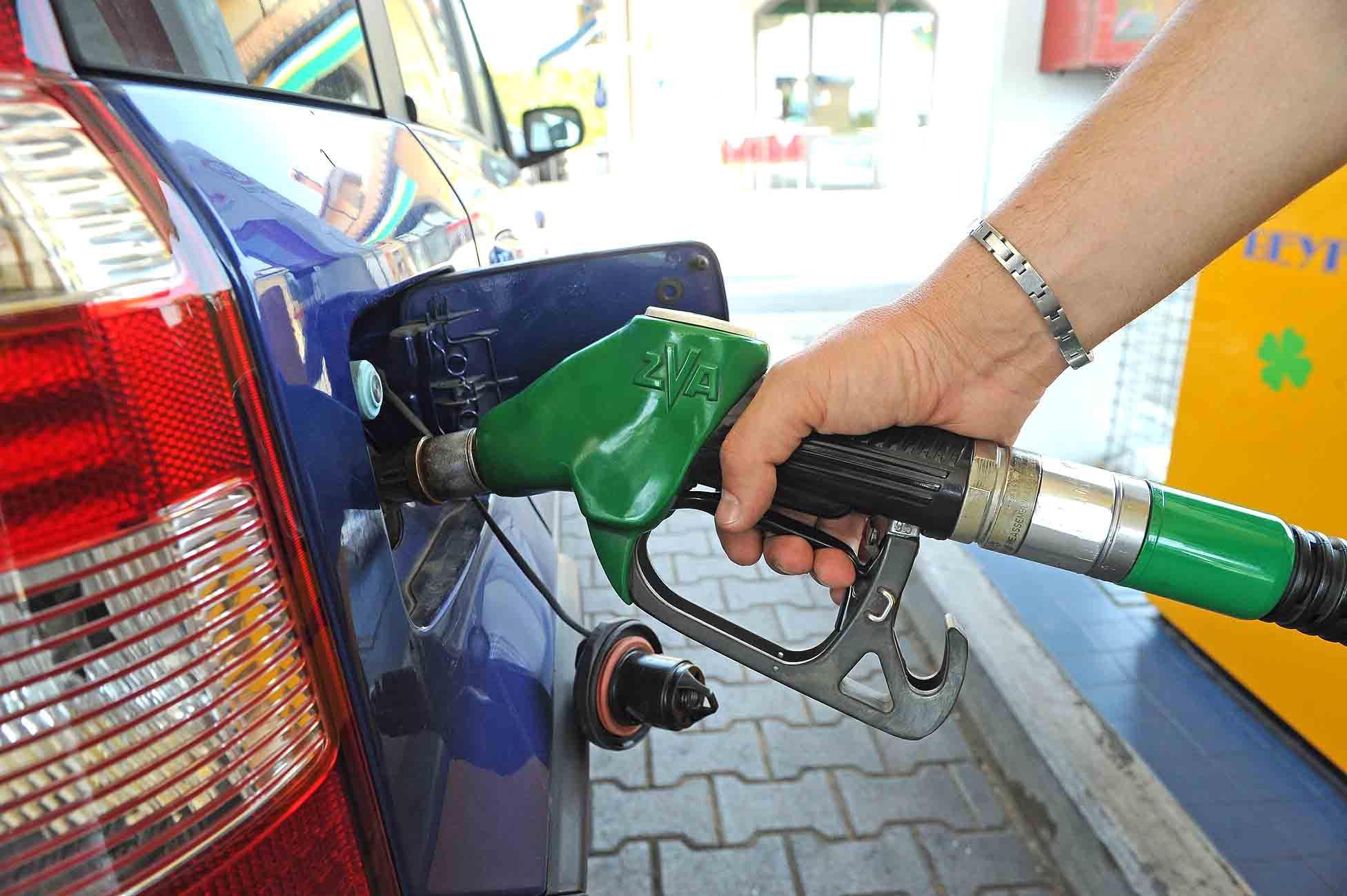 Ecco come il governo abbassa il prezzo del carburante: le cifre per ...