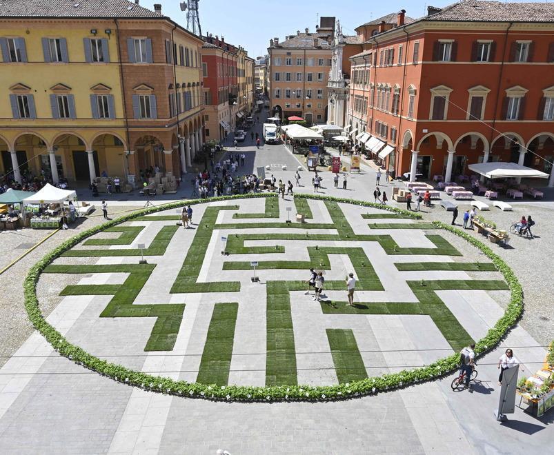 Modena. In piazza Roma un labirinto verde per cambiare e salvare l ...