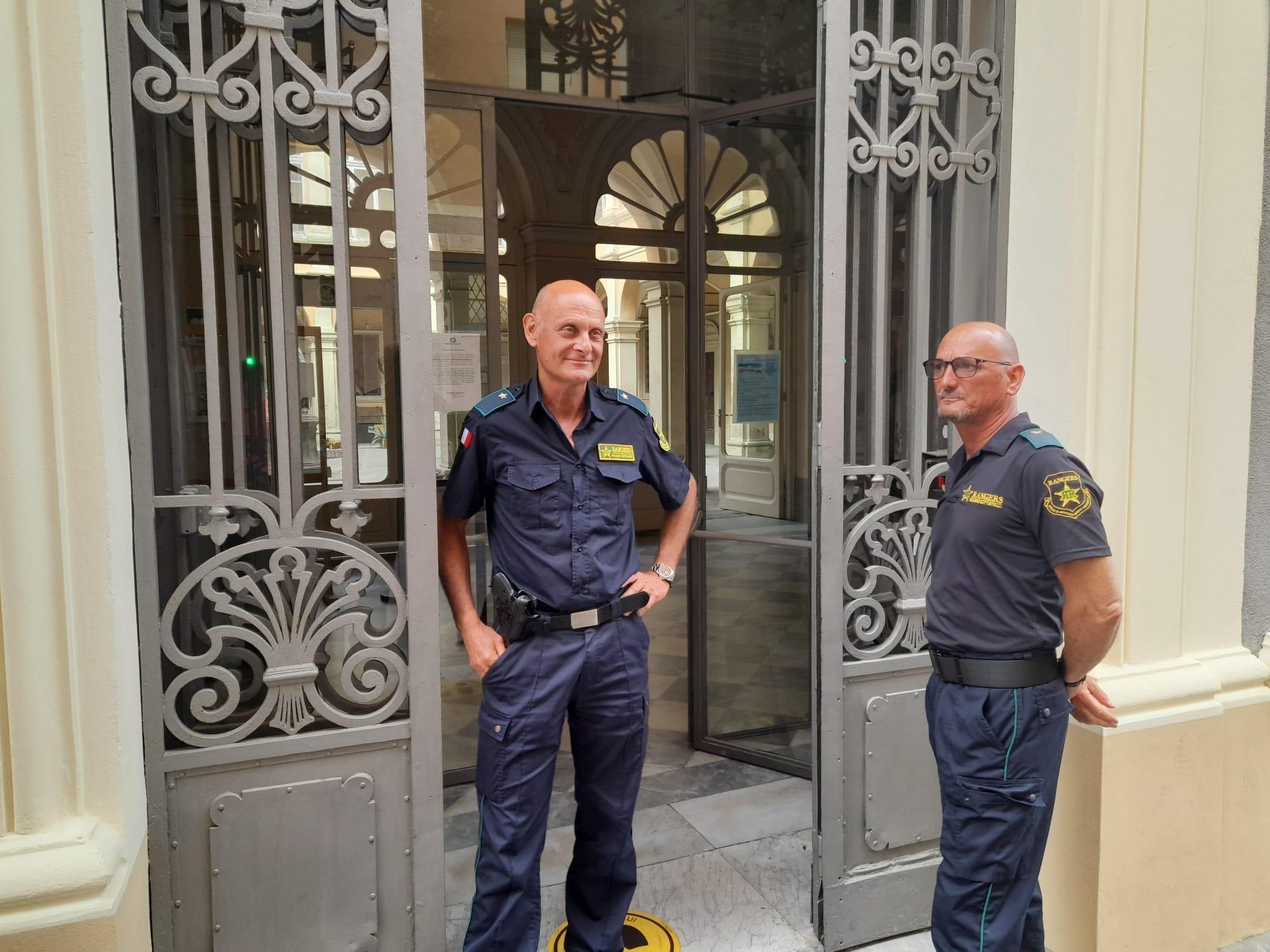 Prende a schiaffi la compagna accanto al tribunale: fermato da un ... Prende a schiaffi la compagna accanto al tribunale: fermato da un ...