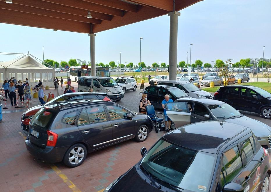 Parcheggi selvaggi a Cona, auto nei posti riservati a taxi e disabili ...