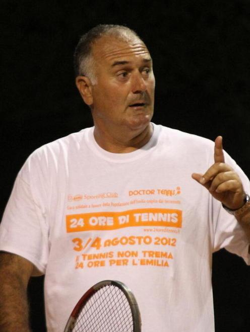 È il maestro Spadoni ad alzare il trofeo Il Tirreno