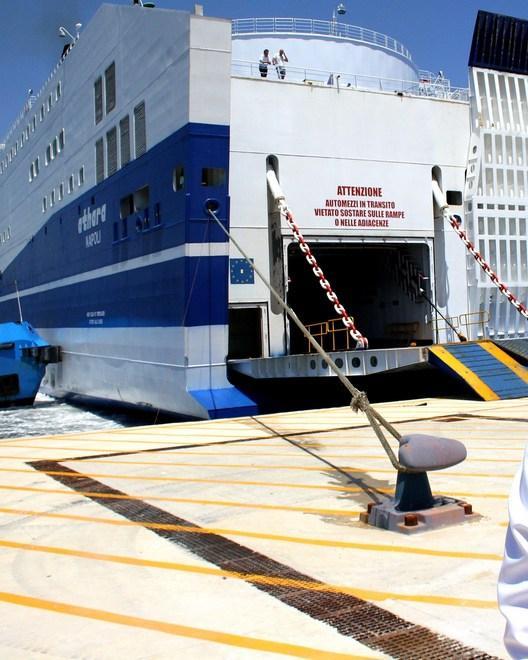 La nave Athara viaggia semivuota - La Nuova Sardegna