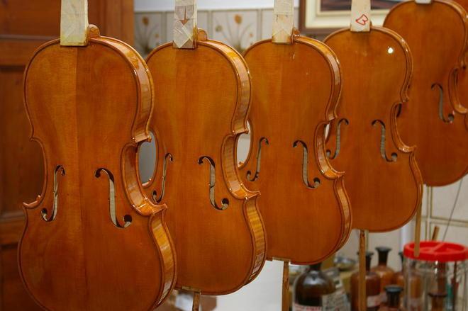 Viaggio nei laboratori degli antichi liutai Il Tirreno