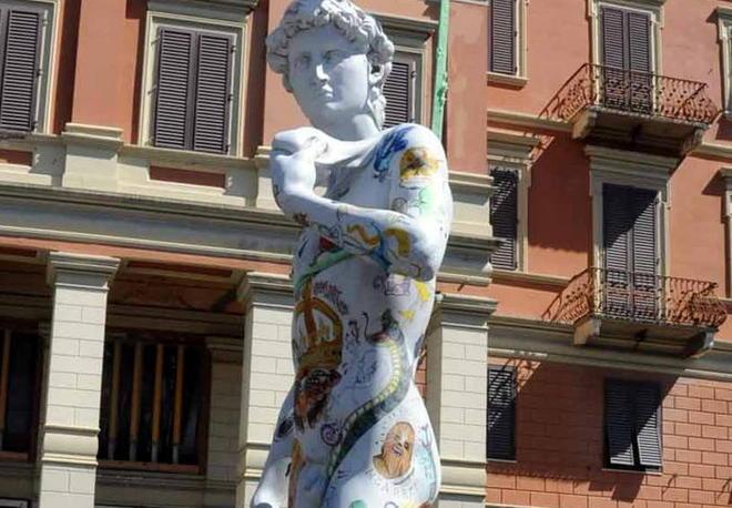 Messo in piedi il David tatuato Il Tirreno