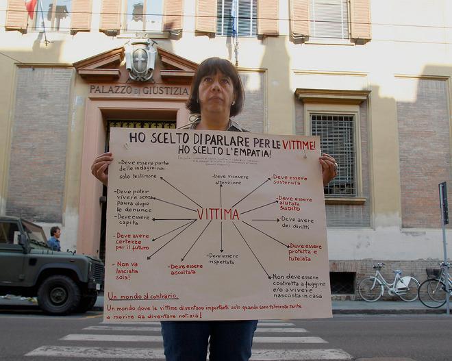 Da anni vittima di stalking: sit in in tribunale - VIDEO Gazzetta di Modena